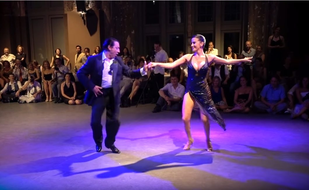 2 danseurs professionnels mettent le feu à la piste en dansant sur une ...