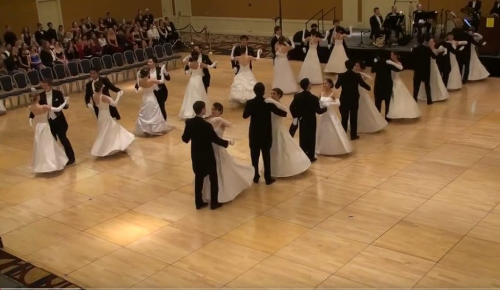 16 Couples dansent la Polka, leur synchronisation est épatante
