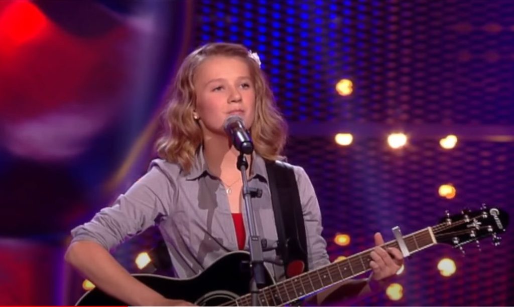 Elle monte sur scène avec sa guitare, elle chante « I always love you ...