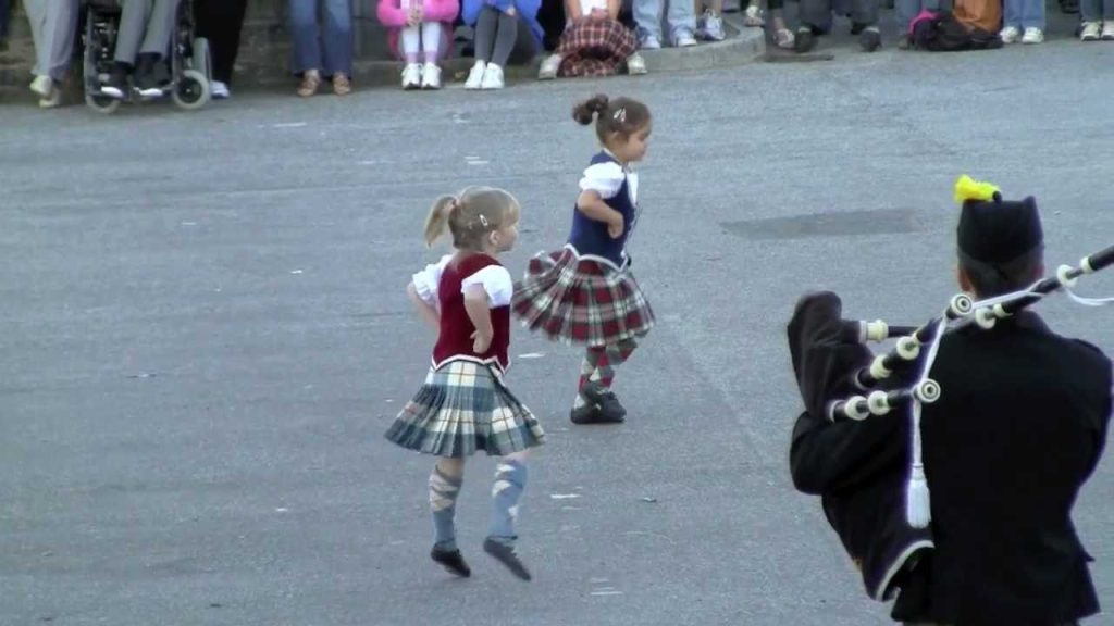 Ces 2 petites nous démontrent leur talent sur une danse irlandaise ...
